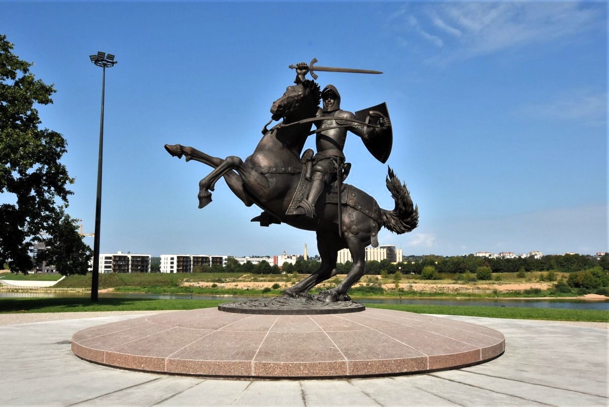 Pomnik Pogoni i partyzant z niechlubną przeszłością… – Kresy24.pl ...